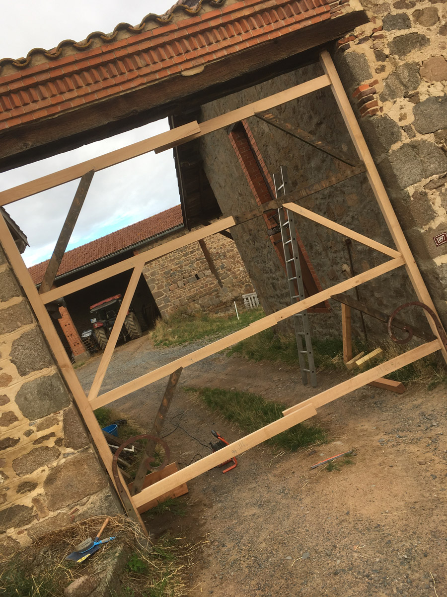 Réfection d’un ancien portail de ferme – Menuiserie des Monts