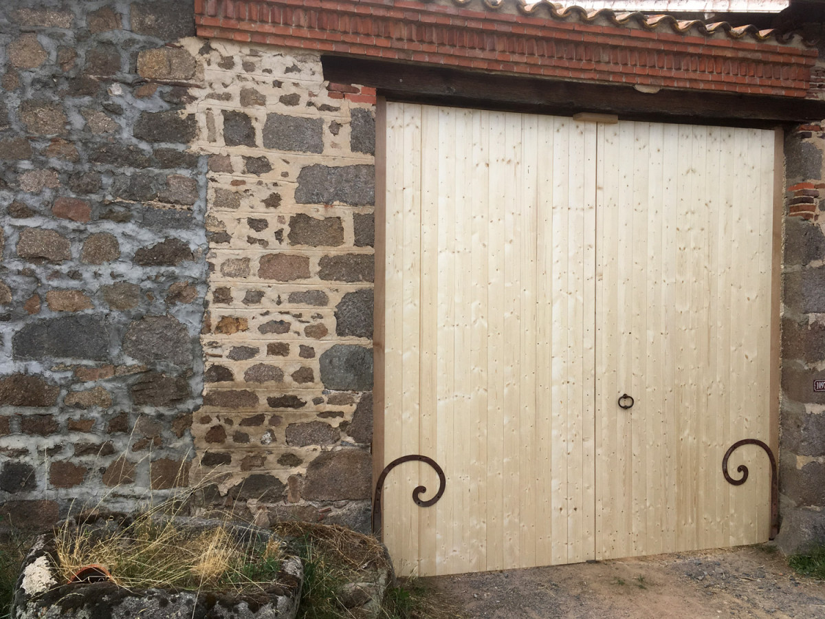Réfection d’un ancien portail de ferme – Menuiserie des Monts