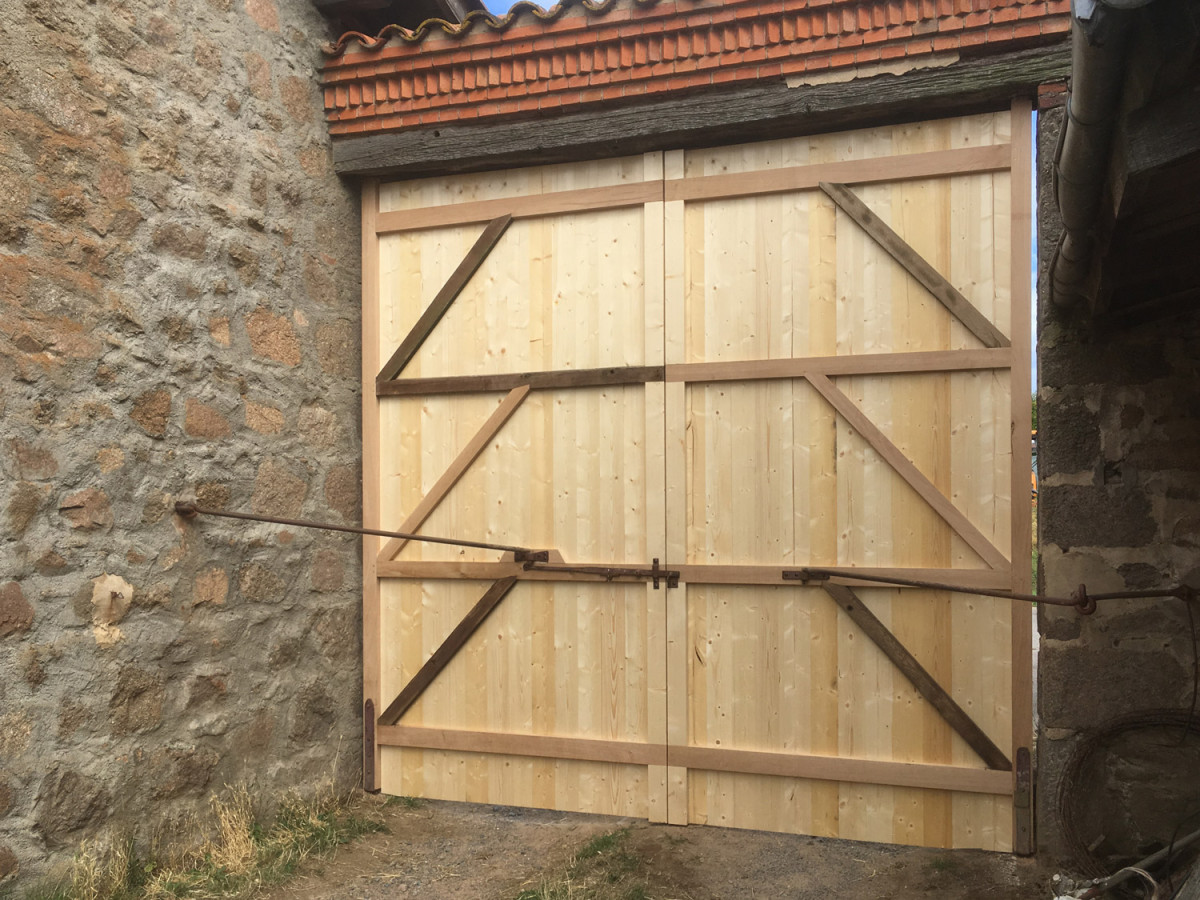 Réfection d’un ancien portail de ferme – Menuiserie des Monts